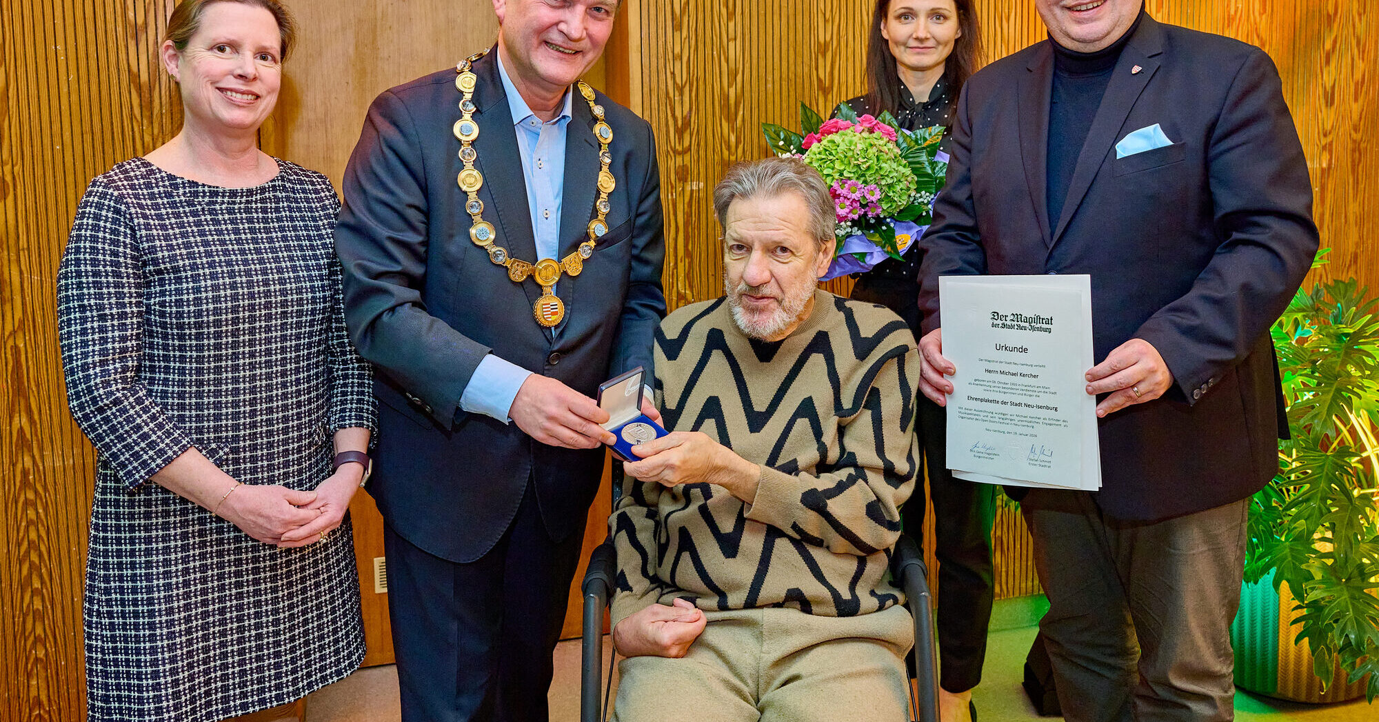 Michael Kercher erhält die Ehrenplakette der Stadt Neu-Isenburg | Stadt ...